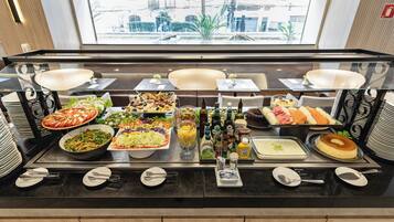 Um buffet com diversos pratos e acompanhamentos.