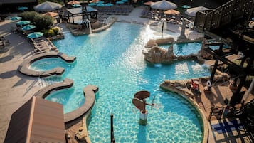4 piscinas internas, piscina externa sazonal, guarda-sóis