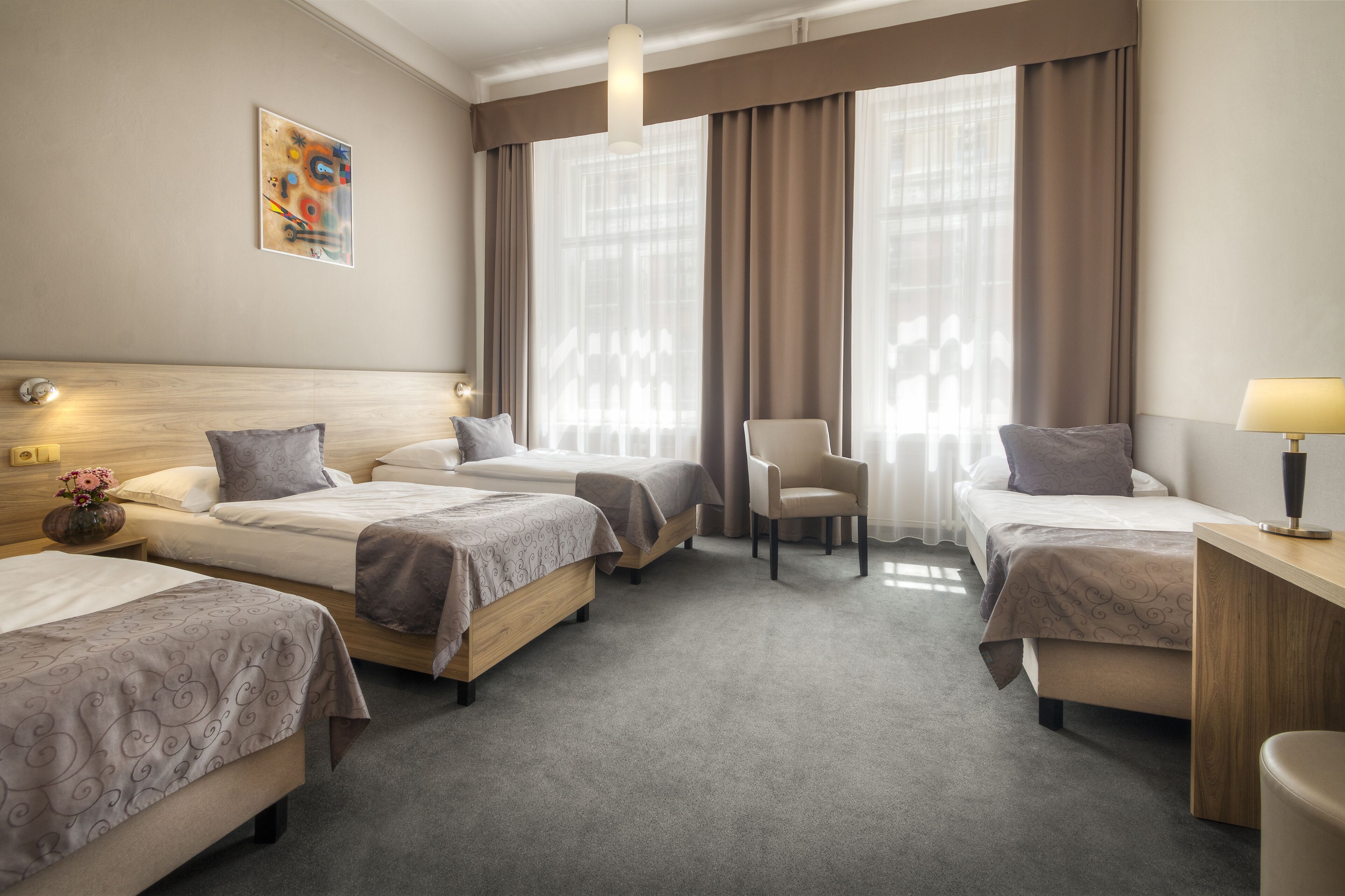 Quarto Triplo | Cofre no quarto, secretária 