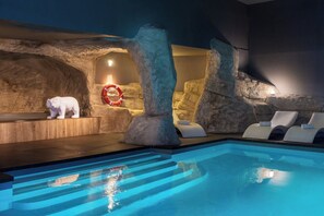 Piscina interna, espreguiçadeiras
