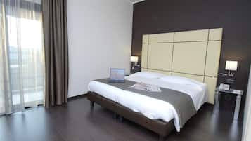 Quarto casal, 1 cama de casal | Frigobar, cofres nos quartos, escrivaninha, cortinas blackout