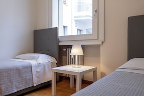Loft, no edifício anexo | Roupa hipoalergénica, minibar, cofre no quarto, secretária 