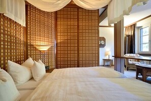 Roupa hipoalergénica, minibar, cofre no quarto, secretária 