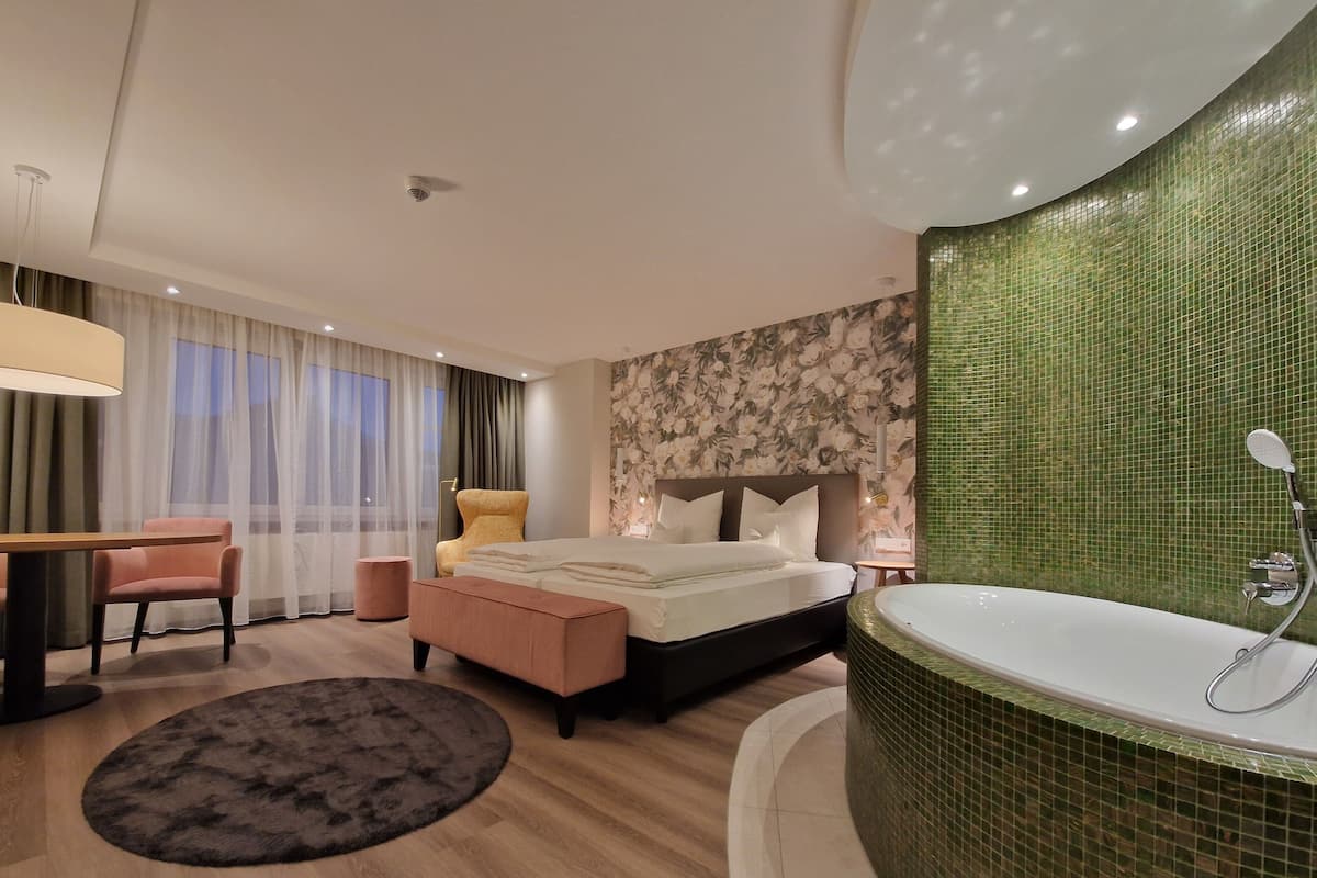 Deluxe Zimmer A | Roupa hipoalergénica, minibar, cofre no quarto, secretária