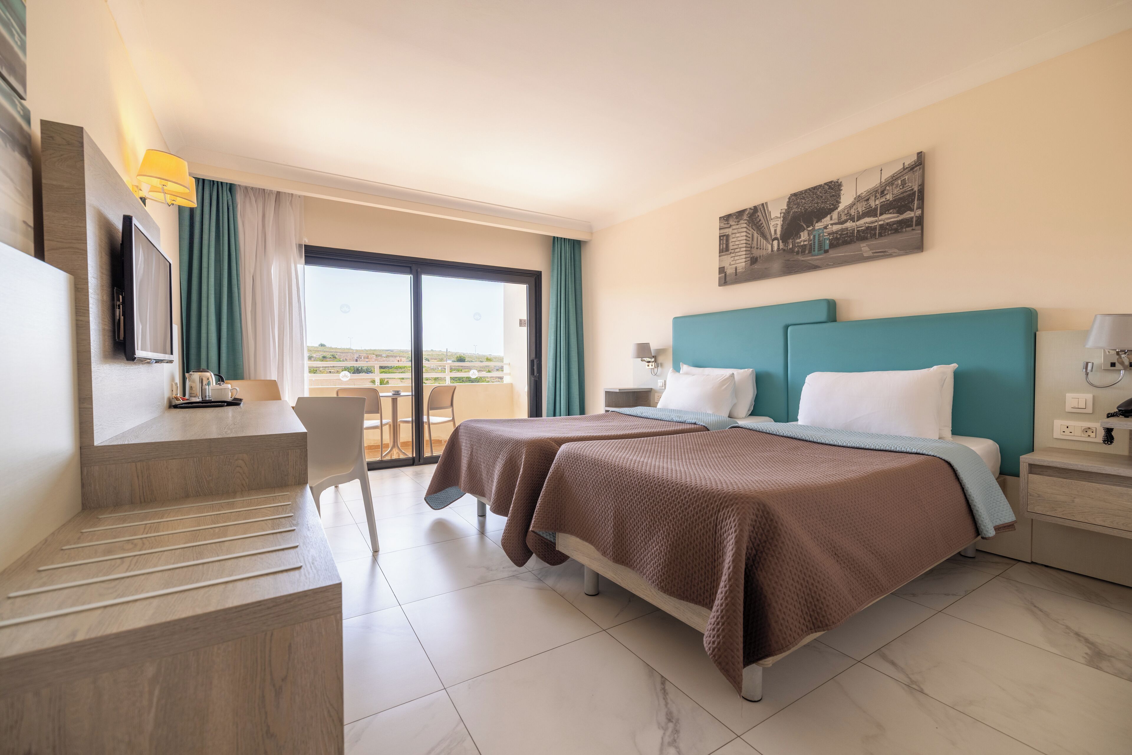 Family Land View | Minibar, cofre no quarto, secretária, Wi-fi grátis 