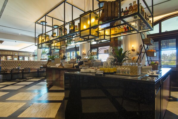 Café da manhã com buffet grátis todos os dias