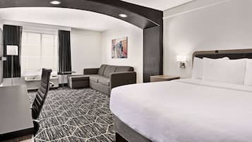 Roupas de cama premium, escrivaninha, cortinas blackout