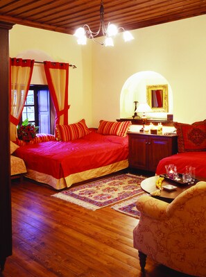 Quarto Triplo Deluxe | Sala de estar | Televisor, filmes pagos 