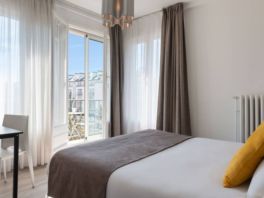 Quarto Superior, 1 cama de casal | Secretária, secretária adequada para computadores portáteis