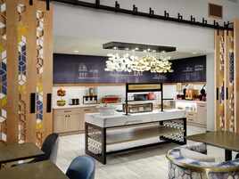 Café da manhã com buffet grátis todos os dias