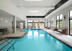 Piscina interna, espreguiçadeiras