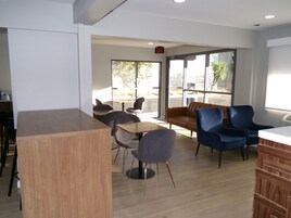 Café da manhã completo grátis todos os dias