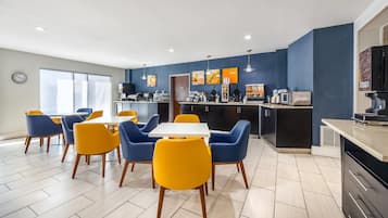 Café da manhã com buffet grátis todos os dias