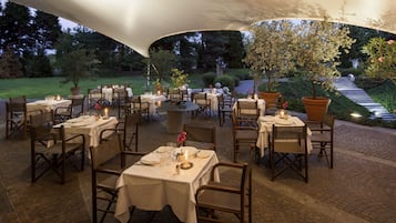 Pequenos-almoços, almoços, jantares servidos, com vista para o jardim