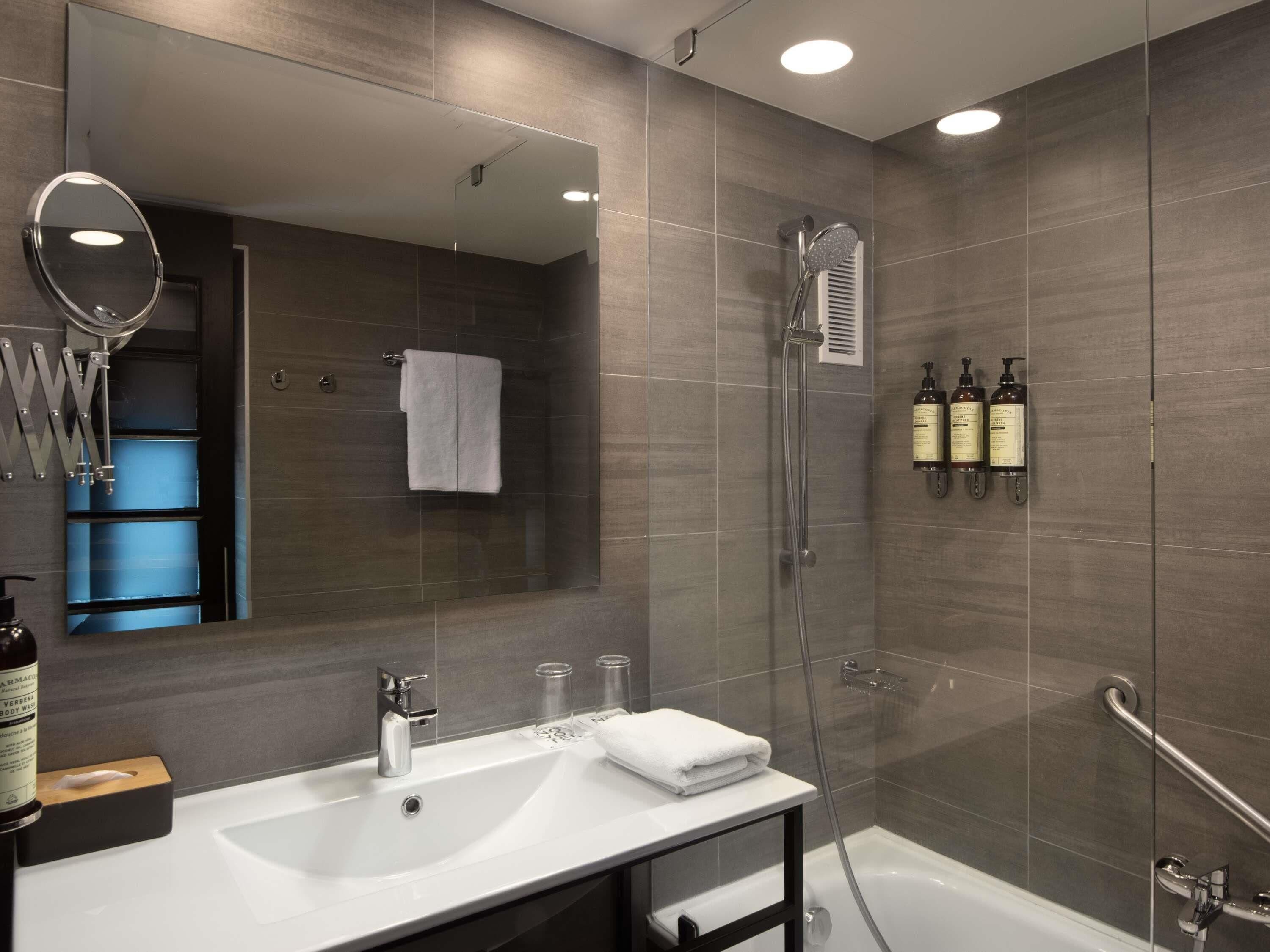 Roupas de cama premium, camas com colchões pillow-top, frigobar