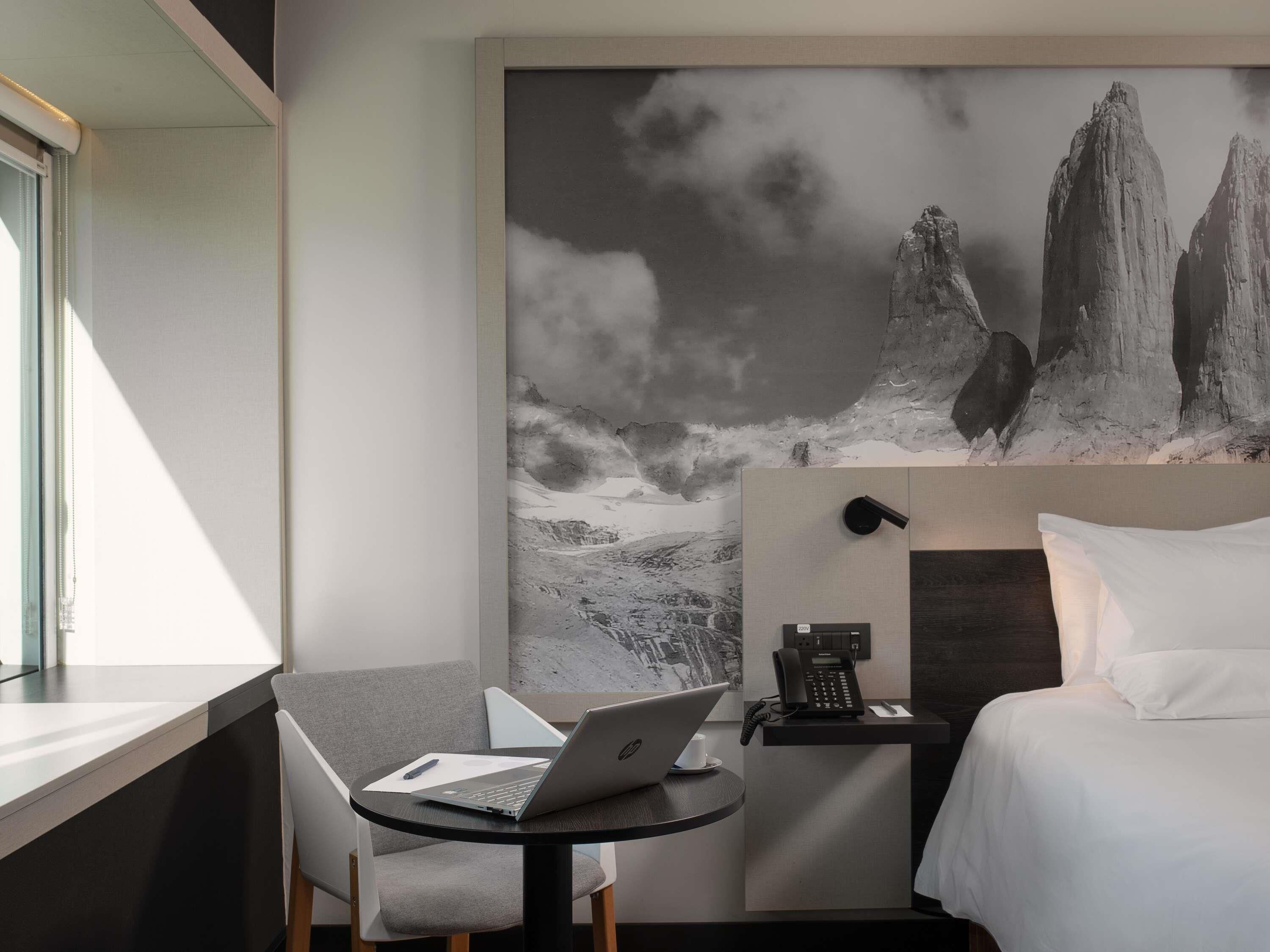 Quarto executivo, 1 cama Queen | Roupas de cama premium, camas com colchões pillow-top, frigobar