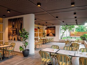 Pequenos-almoços, almoços, jantares servidos, com vista para o jardim 