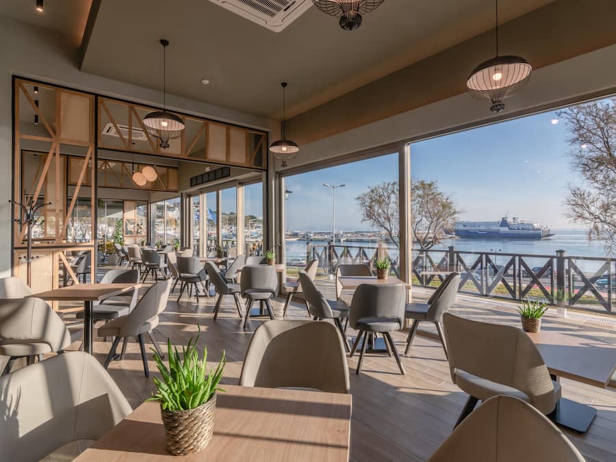 Pequenos-almoços servidos, cozinha grega, com vista para o oceano