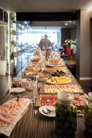 Café da manhã com buffet diário (EUR 14 por pessoa) 