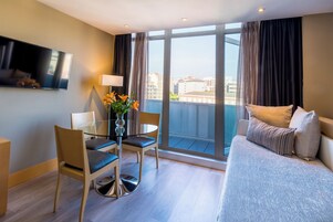 Roupas de cama premium, frigobar, cofres nos quartos