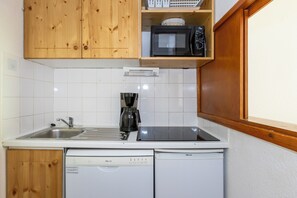 Apartamento, 1 quarto | Cozinha privada | Um frigorífico, um micro-ondas, uma placa de cozinha 