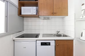 Estúdio | Cozinha privada | Um frigorífico, um micro-ondas, uma placa de cozinha 