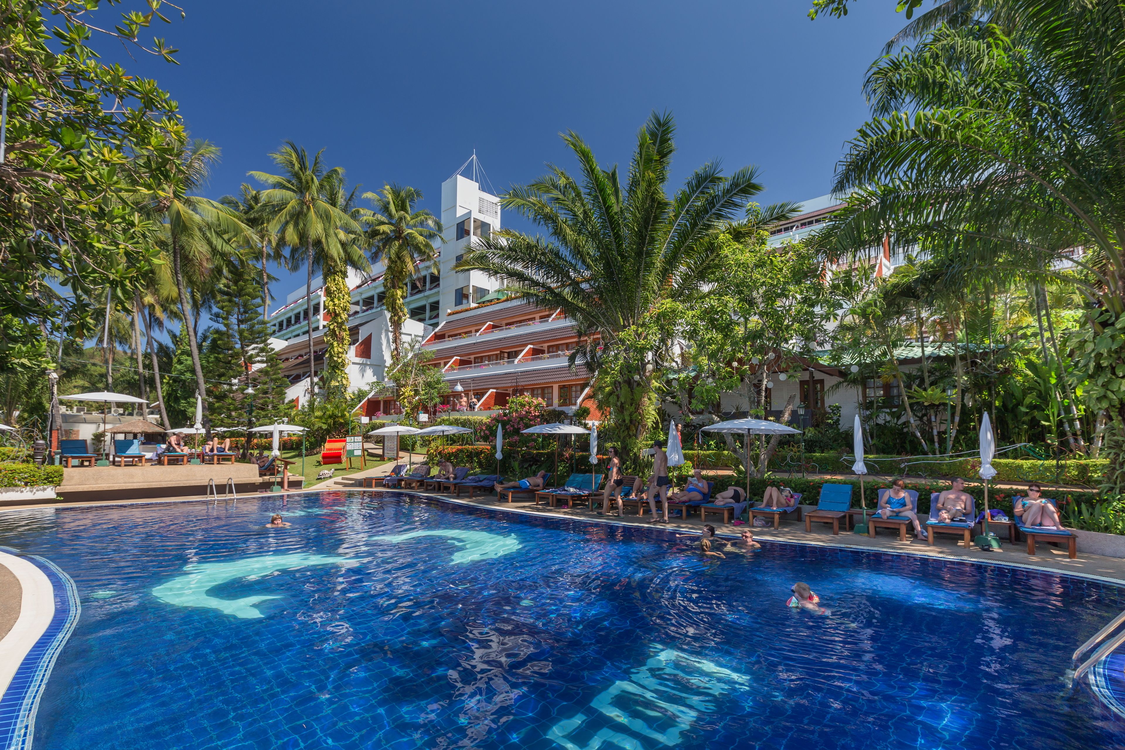 3 piscinas externas, guarda-sóis, espreguiçadeiras