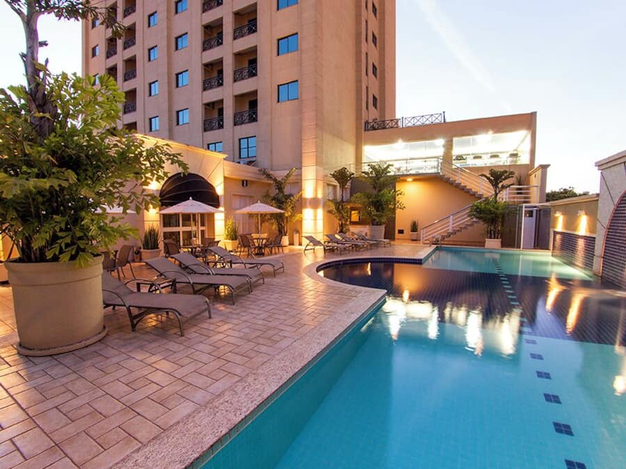 Piscina exterior, guarda-sóis, espreguiçadeiras