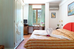 Minibar, cofre no quarto, secretária, Wi-fi grátis 