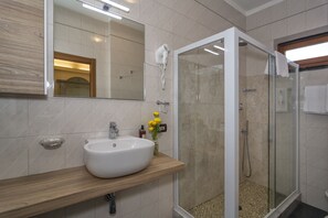 Quarto Duplo Standard | Casa de banho | Um polibã, artigos de higiene pessoal grátis, um secador de cabelo 