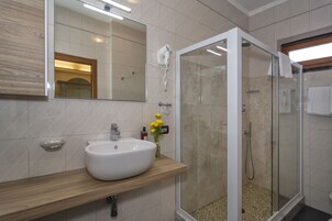 Quarto casal standard | Banheiro | Chuveiro, produtos de toalete grátis, secador de cabelo, bidê