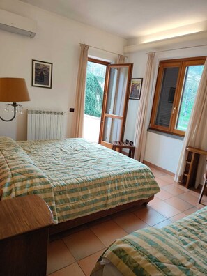 Quarto triplo superior, sacada | Frigobar, cofres nos quartos, escrivaninha, Wi-Fi de cortesia