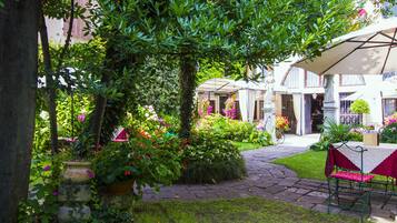 Quarto luxo, 1 quarto, vista para o jardim | Vista do quarto