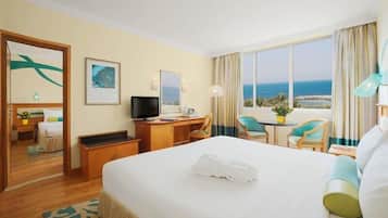 Camas de colchão pillowtop, minibar, cofre no quarto, secretária
