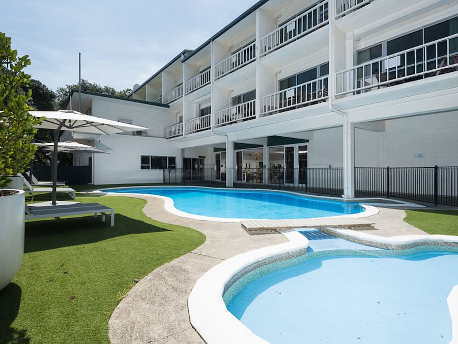 Piscina externa, funciona das 9h às 21h, guarda-sóis, espreguiçadeiras