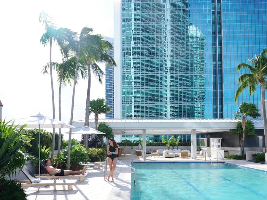 Piscina externa, funciona das 7h às 19h, guarda-sóis, espreguiçadeiras