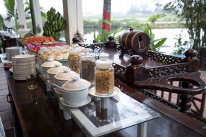 Café da manhã com buffet grátis todos os dias