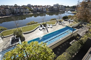 Piscina exterior, guarda-sóis, espreguiçadeiras 