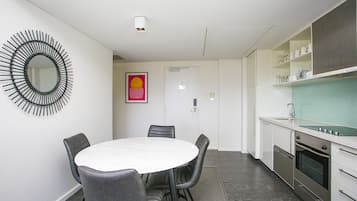 Cofres nos quartos, escrivaninha, espaço de trabalho para notebook