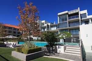 Piscina exterior, guarda-sóis, espreguiçadeiras 