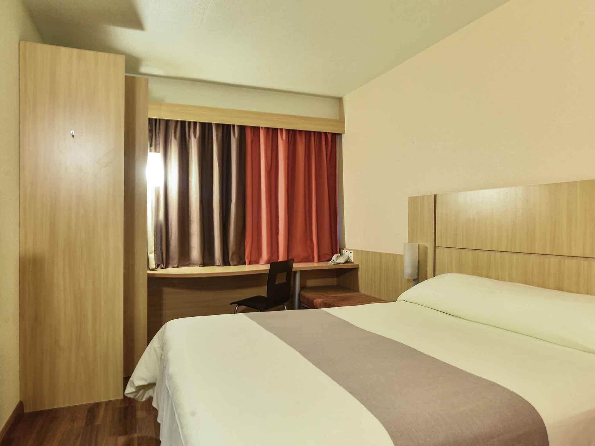 Quarto Standard, 1 cama de casal | Minibar, secretária, quartos insonorizados, Wi-fi grátis 