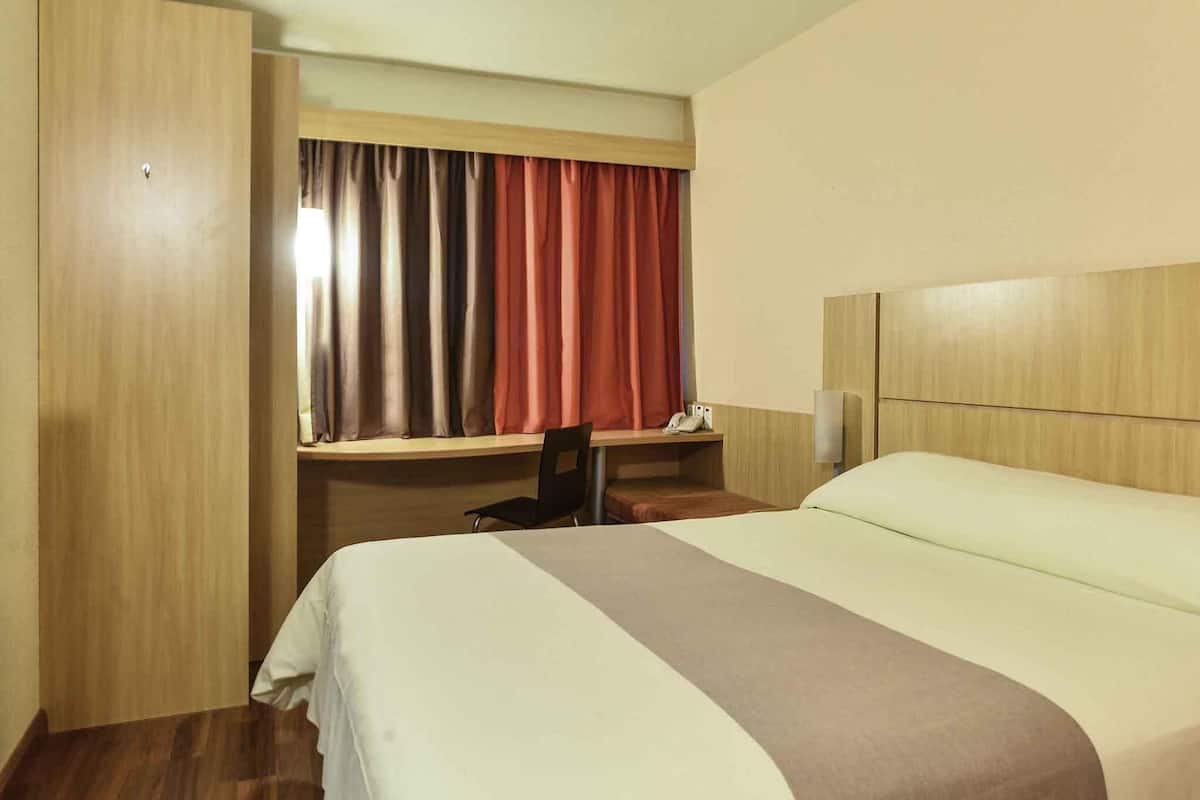 Quarto Standard, 1 cama de casal | Minibar, secretária, quartos insonorizados, Wi-fi grátis