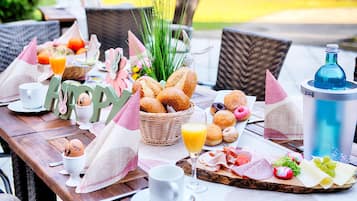 Pequeno-almoço tipo buffet diário (21 EUR por pessoa)