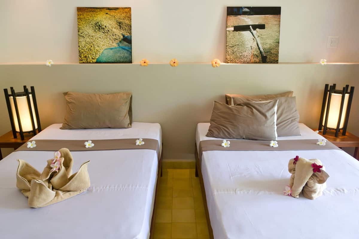 Roupa de alta qualidade, minibar, cofre no quarto, secretária