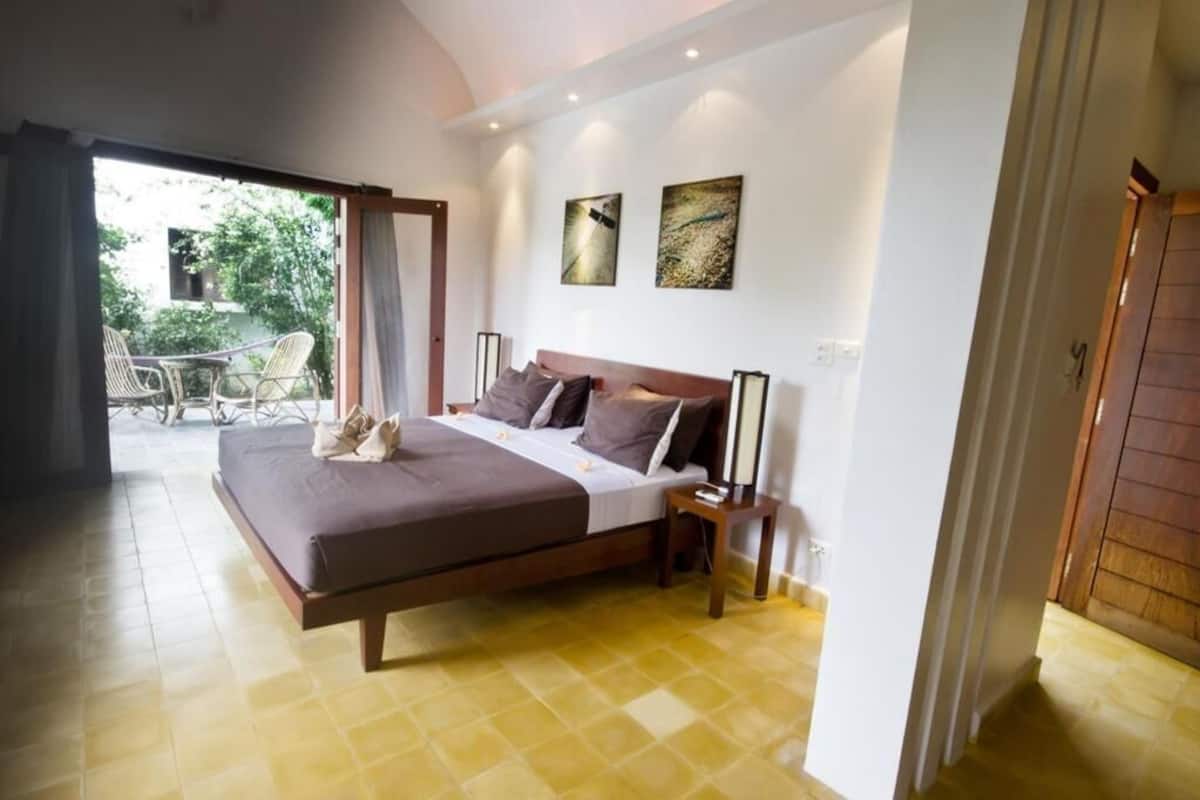 Roupa de alta qualidade, minibar, cofre no quarto, secretária