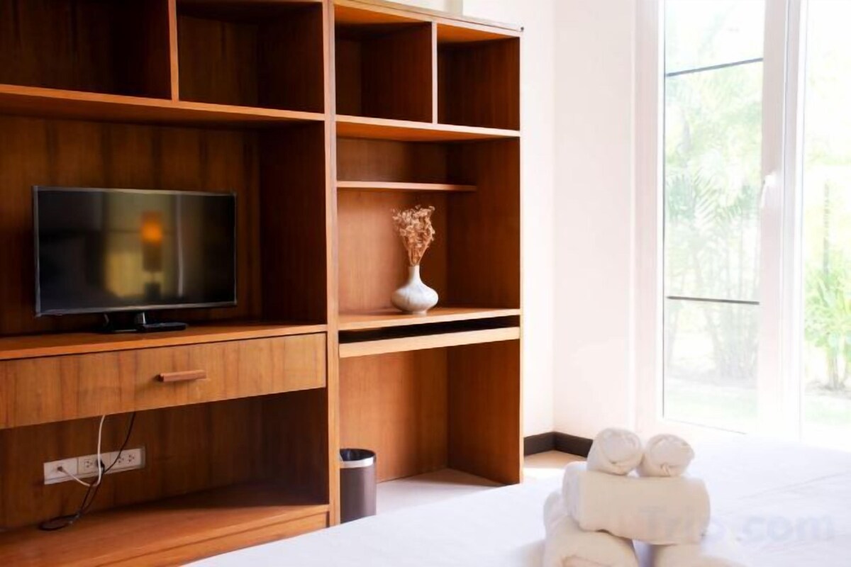 Frigobar, cofres nos quartos, escrivaninha, cortinas blackout