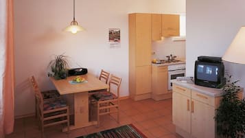 1 quarto, escrivaninha, berços (sobretaxa)