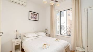 Quarto Twin (Deluxe Double or Twin Room with City ) | Roupa de alta qualidade, secretária, ferro/tábua de engomar