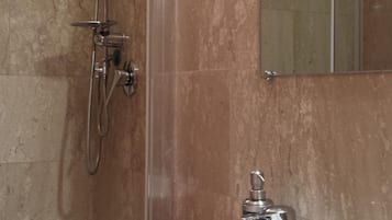 Um polibã, artigos de higiene pessoal grátis, um secador de cabelo