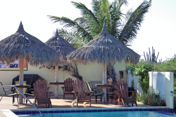Piscina externa, barracas de cortesia, espreguiçadeiras